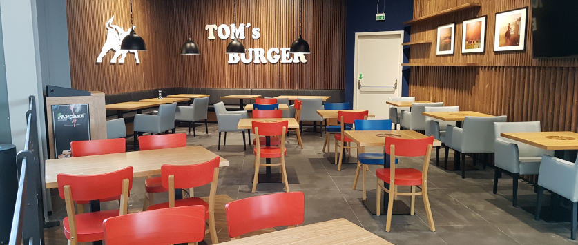 Tom's Burger OC Westfield Chodov, nábytek pro restaurace | Ateliér Dako